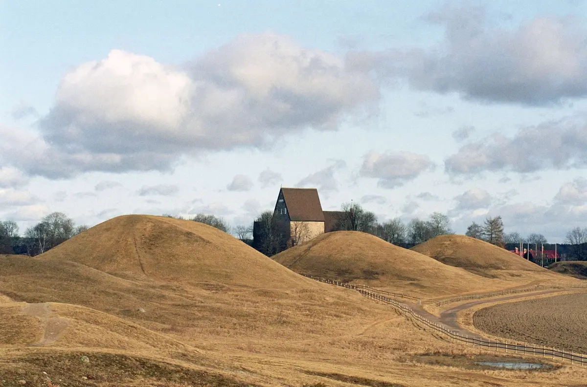 Gamla Uppsala högar och Gamla Uppsala kyrka, Uppland 1993 ...