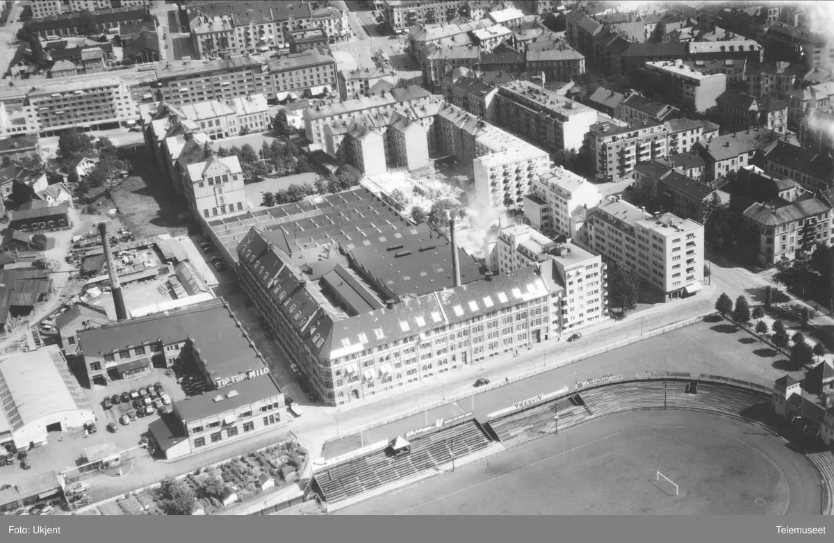 Frogner stadion, med Middelthuns gate. Kirkeveien til høyre i bildet ...