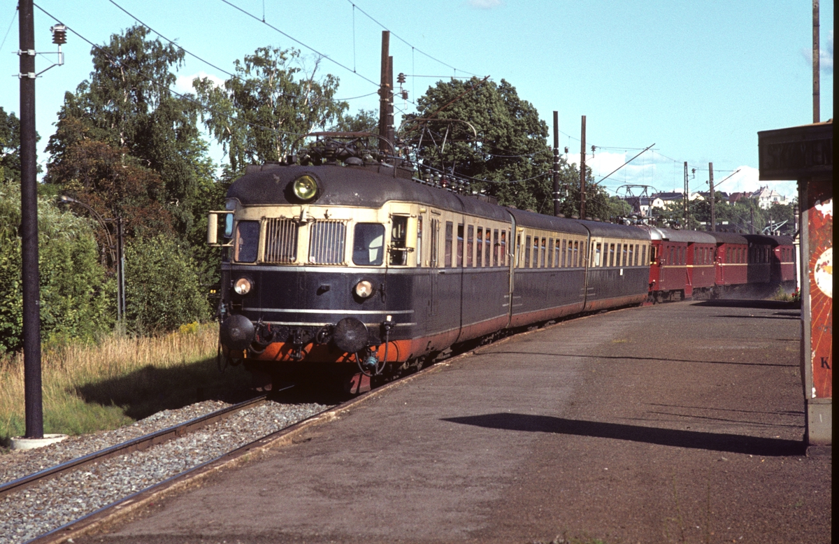 Hurtigtog 811 Oslo V - Larvik passerer Skøyen stasjon. NSB elektrisk ...