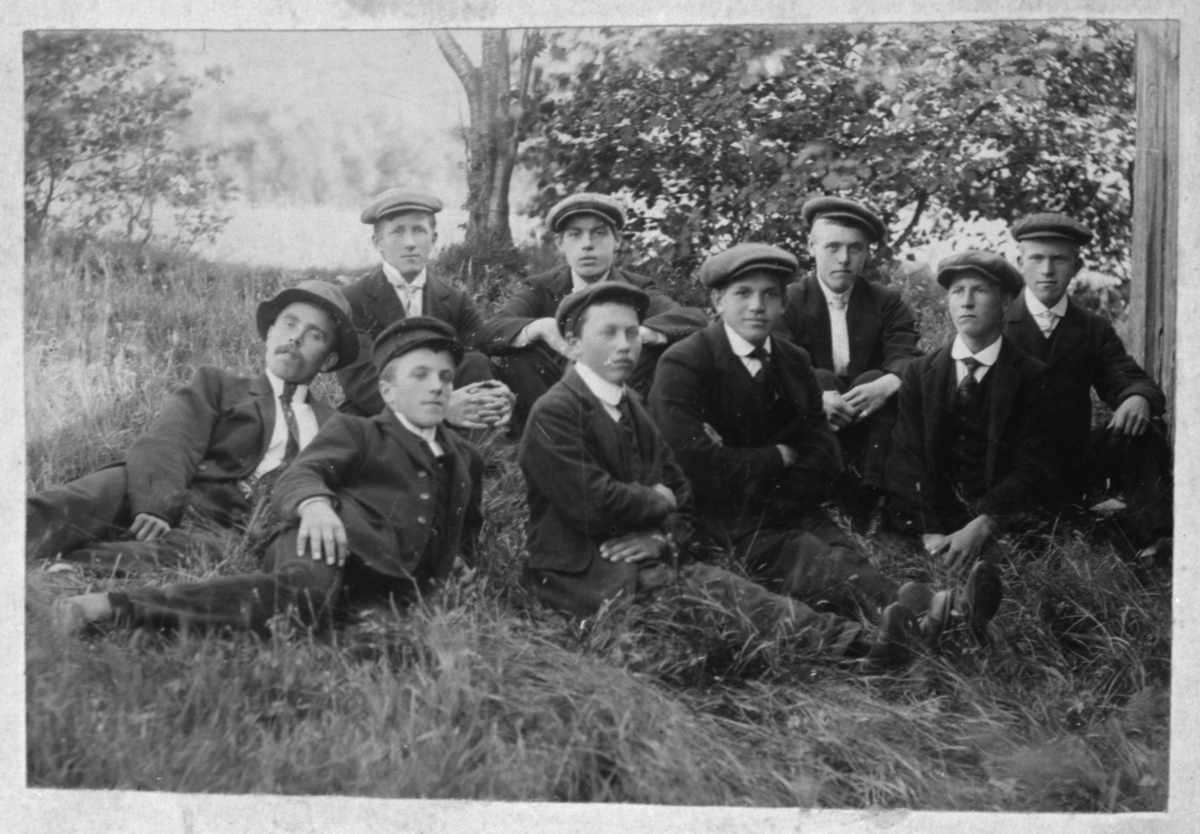 En gruppe unge menn fra Ølen, 1920. Bildet er tatt på Osen i Ølen ...