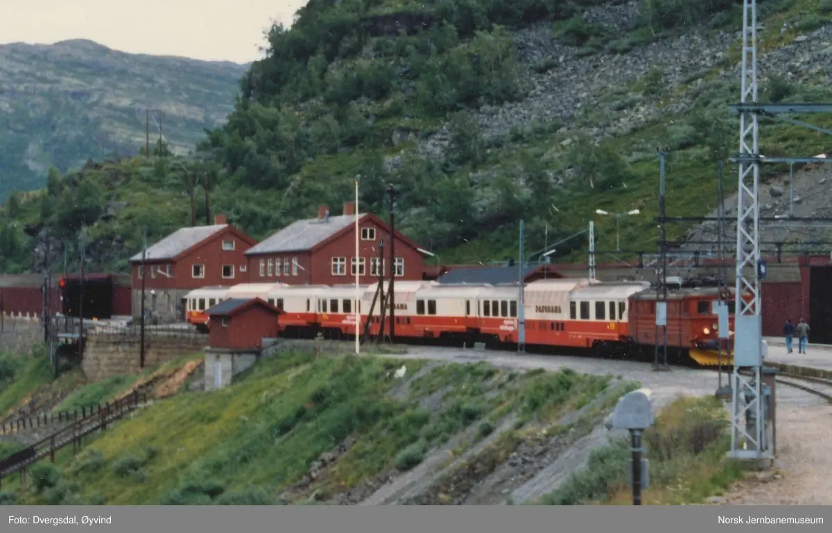 Elektriske lokomotiv El 11 2092 med panoramavogner på Myrdal stasjon ...