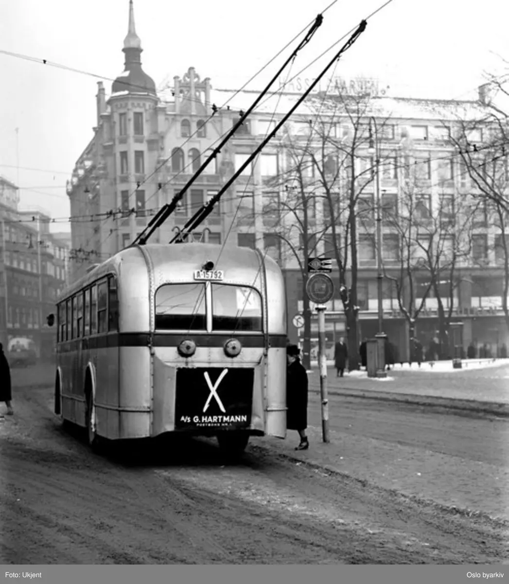 Oslo Sporveier. Trolleybuss, A-15792, linje X i Kirkegata ved ...