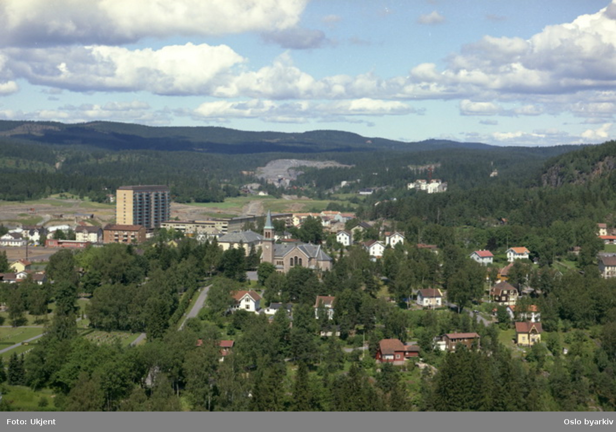 Grorud kirke, med Grorudveien til venstre. Grorud senter ved høyblokka ... Grorud kirke, med Grorudveien til venstre. Grorud senter ved høyblokka ...