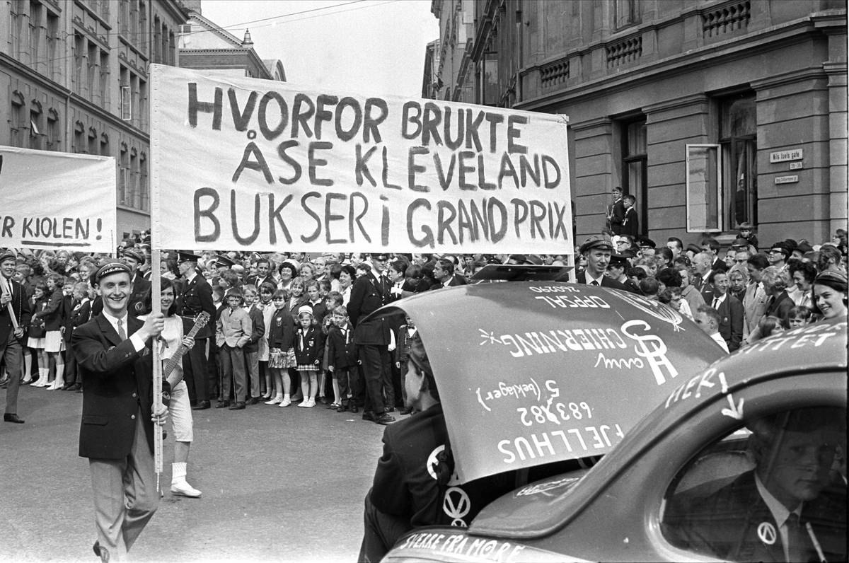 Fra Oslo, 17.05.1966. Russen med slagord på 17. mai. - Norsk ... Fra Oslo, 17.05.1966. Russen med slagord på 17. mai. - Norsk ...