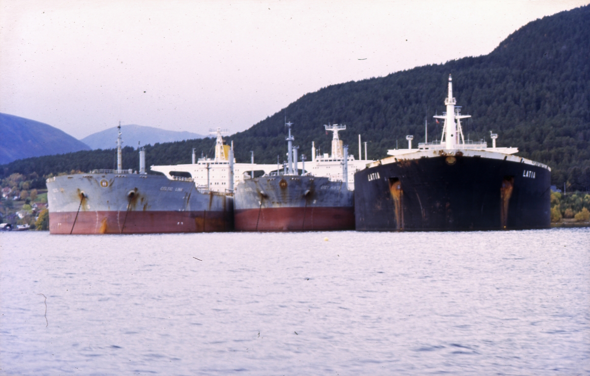 Tankskip i opplag ved Vestnes. - Norsk Maritimt Museum / DigitaltMuseum