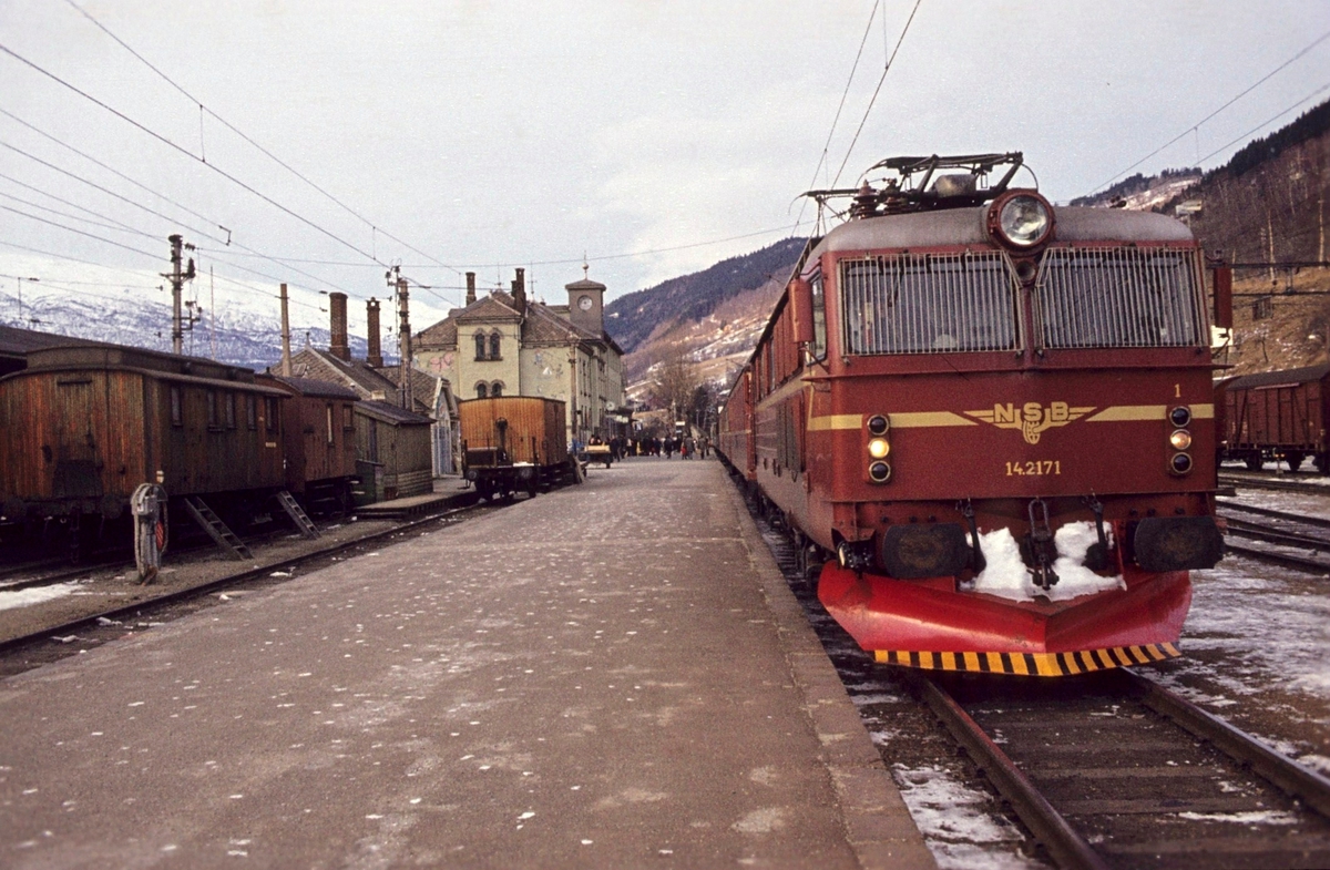 Tog 602 fra Bergen til Oslo på Voss stasjon. - Akershusbasen ...