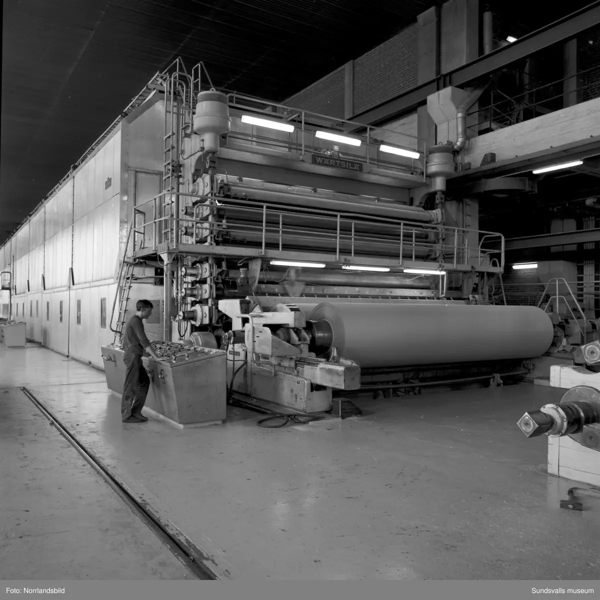 Pappersmaskin på Vivstavarvs pappersbruk. - Sundsvalls museum ...