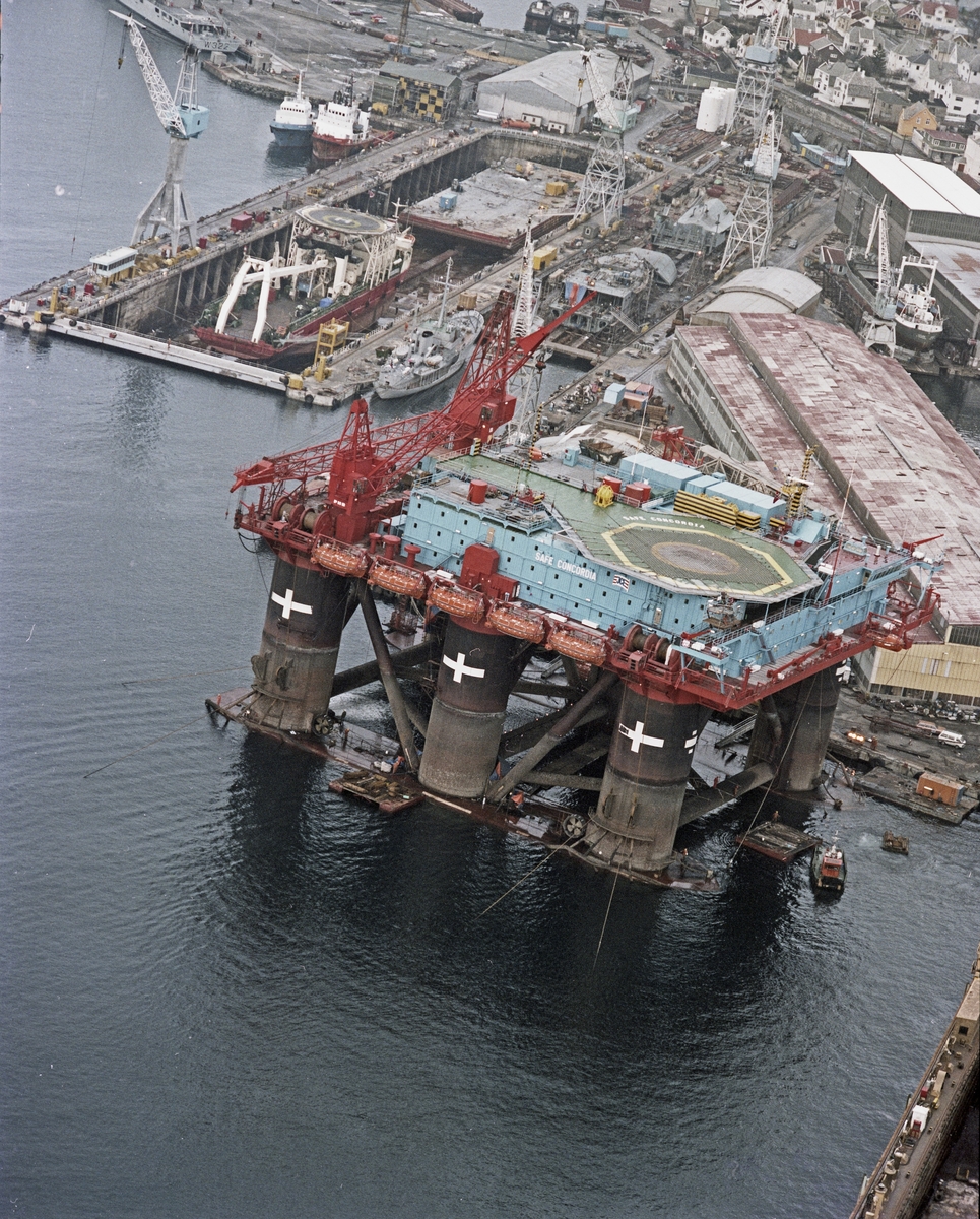 Flyfoto. H.M.V. Platformen Safe Concordia. Haugesund i bakgrunnen ...