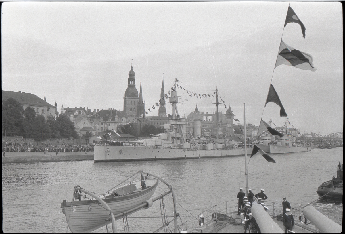 Från kung Gustaf V:s statsbesök i Riga 31 juli 1929; bakom ...