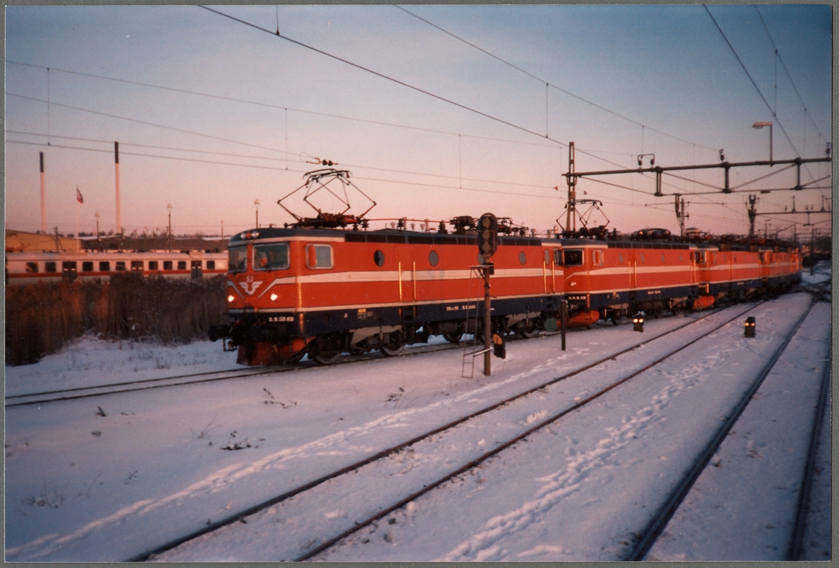 Ut från Gävle godsbangård. Loktåg mot Borlänge med Rc-lok. SJ Rc2 1128 ...