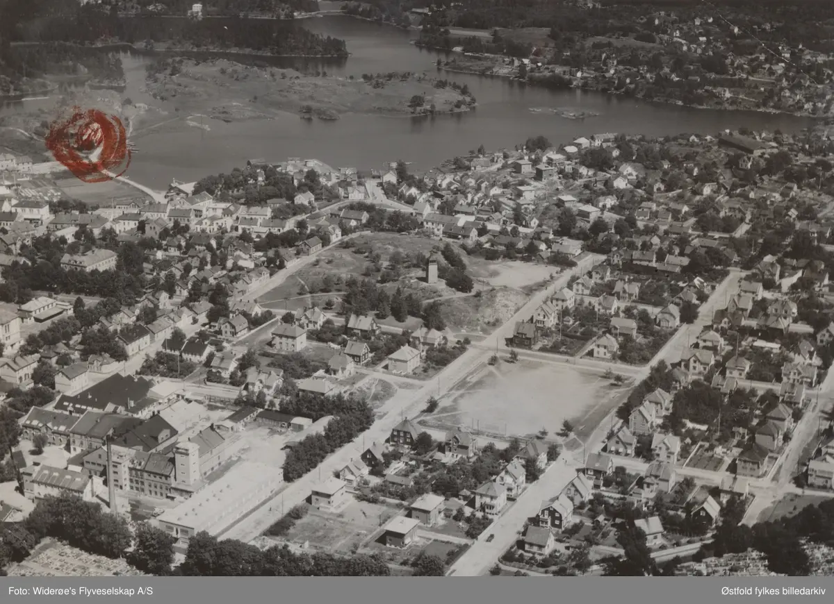 Oversiktsbilde av Moss sentrum, Jeløya med omegn. Flyfoto fra før ...