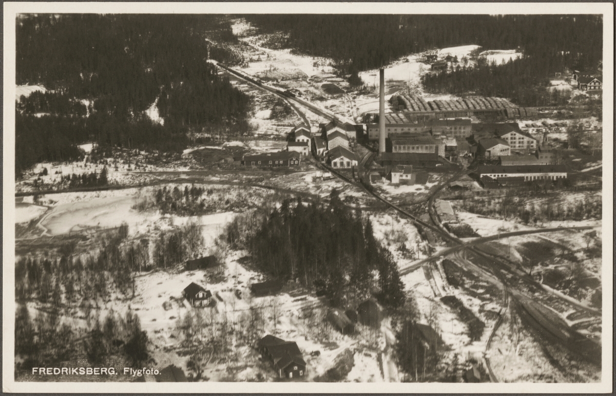 Flygfoto över Fredriksberg pappersbruk. - Järnvägsmuseet / DigitaltMuseum