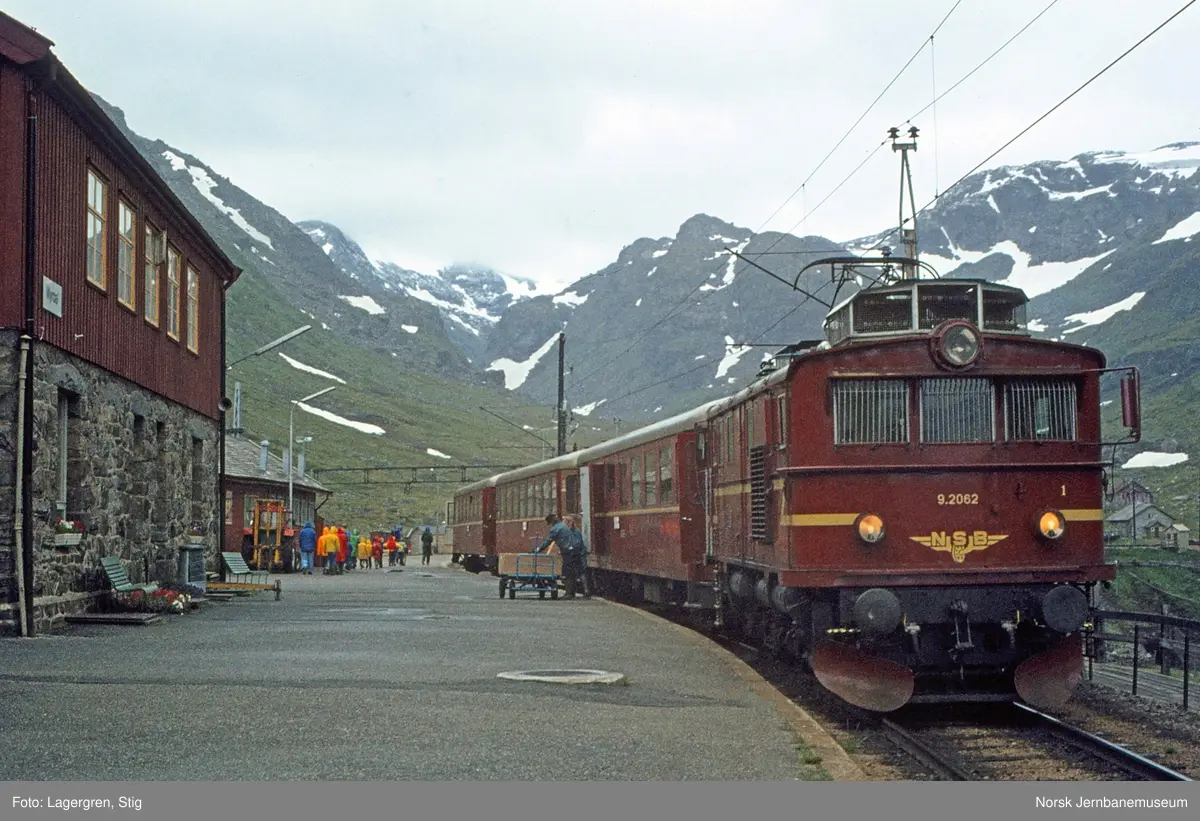 Elektrisk lokomotiv El 9 2062 med persontog til Flåm på Myrdal stasjon ...
