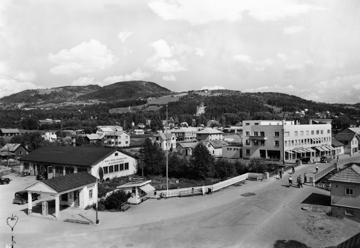 Brumunddal sentrum med Bro Mekaniske verksted, bilverksted ...