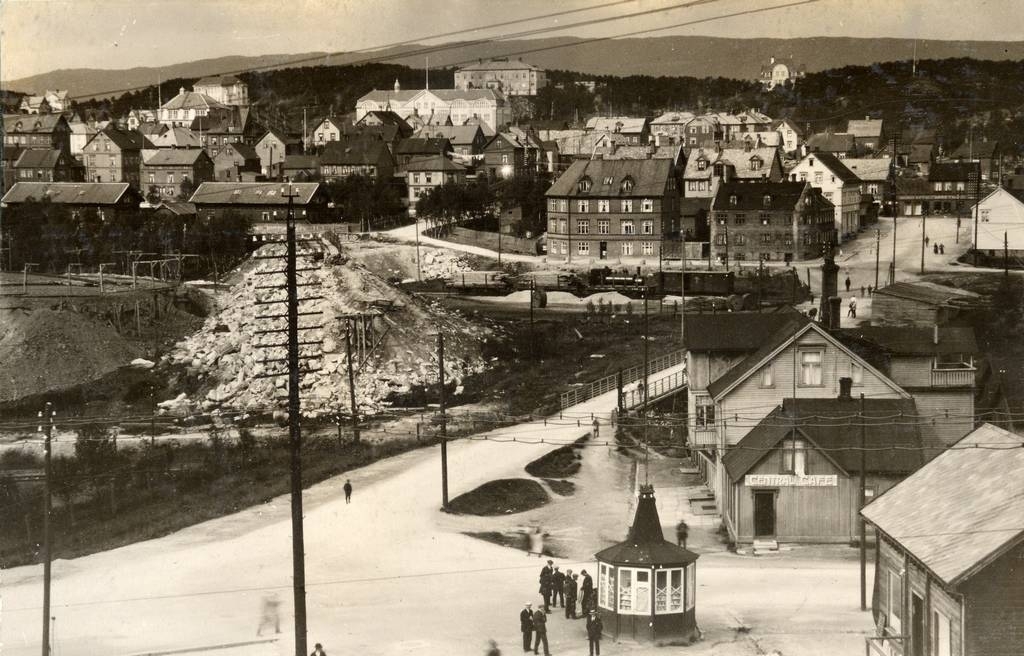 Narvik med gammelbru fra Narvik torg og over til Frydenlund. - Museum ...