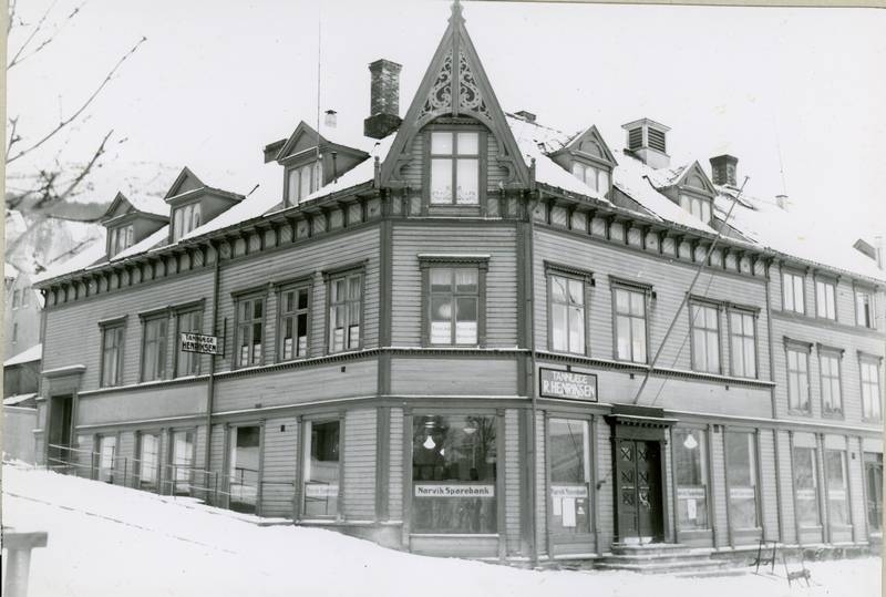 Narvik Sparebank's gamle bygg i nede i Kongens gate - Museum Nord ...