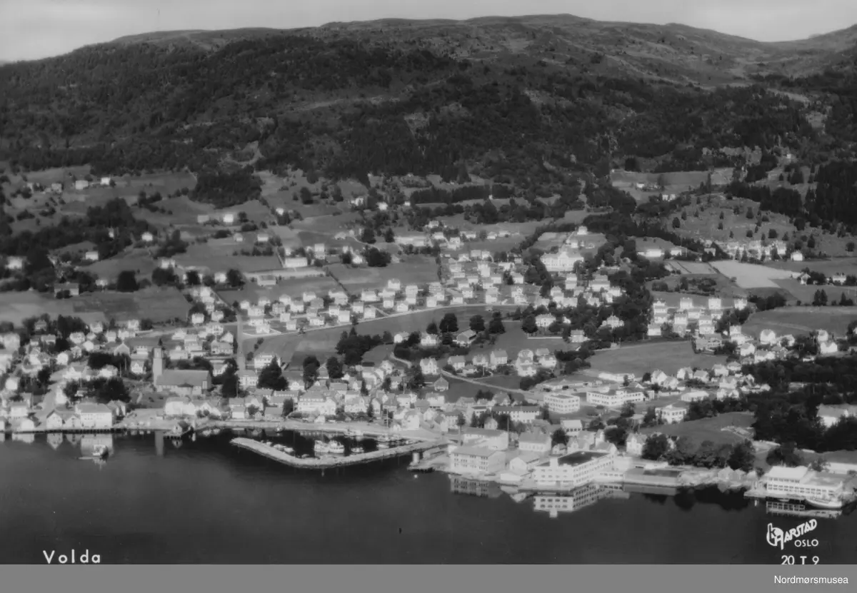 Postkort med flyfoto av Volda. Volda er en kommune og et tettsted i ...