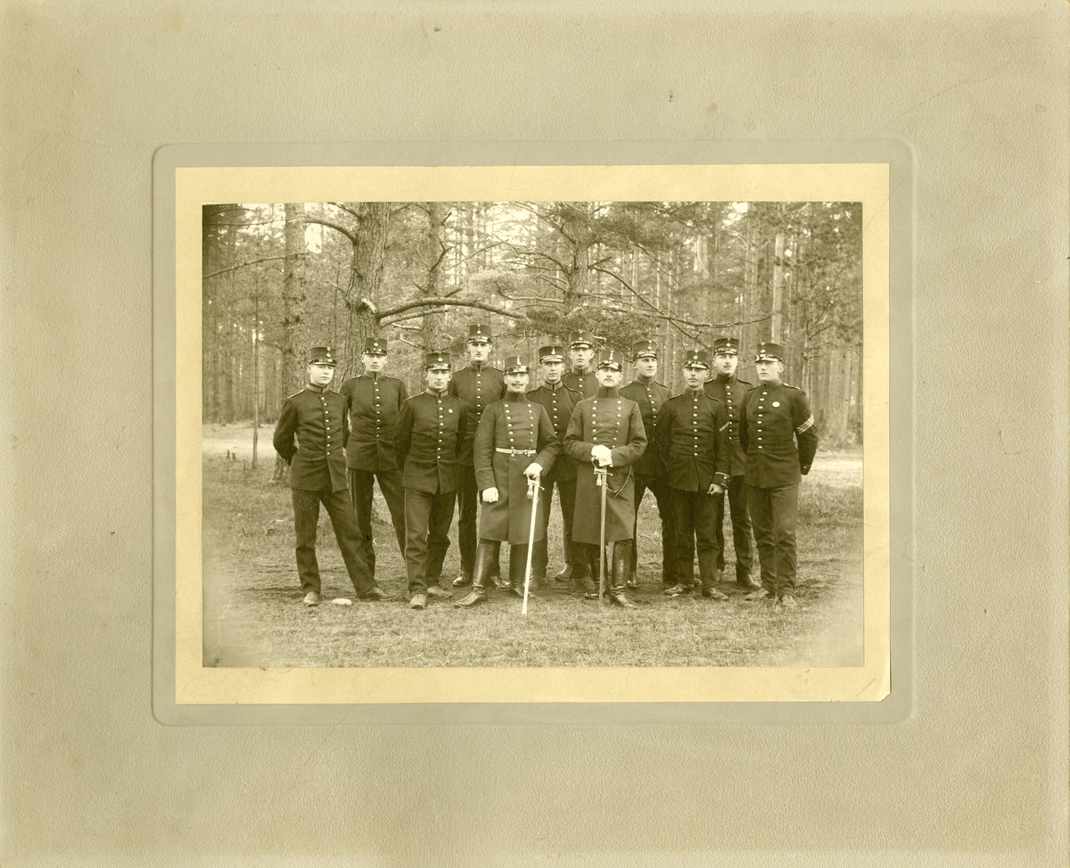 Grupporträtt av soldater vid Västmanlands regemente I 18, Västerås 1905 ...