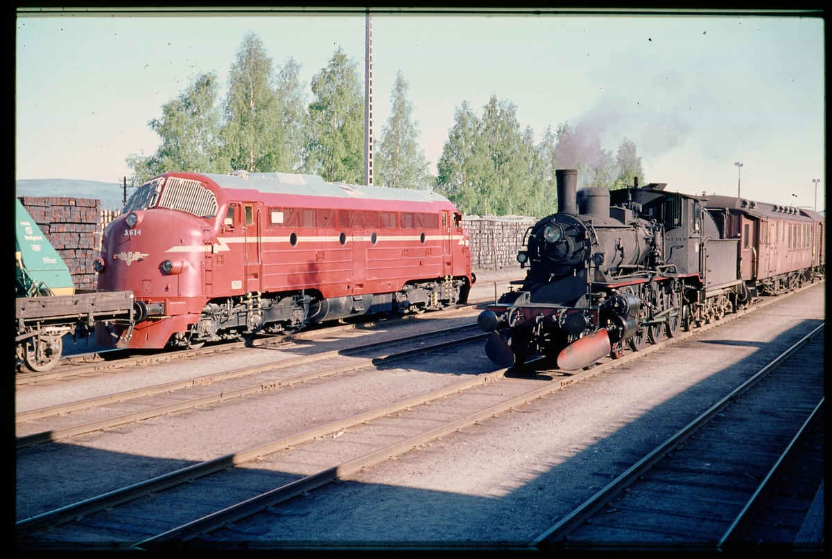 Norges Statsbaner NSB 27a 296 och NSB Di 3.614. med godståg på ...