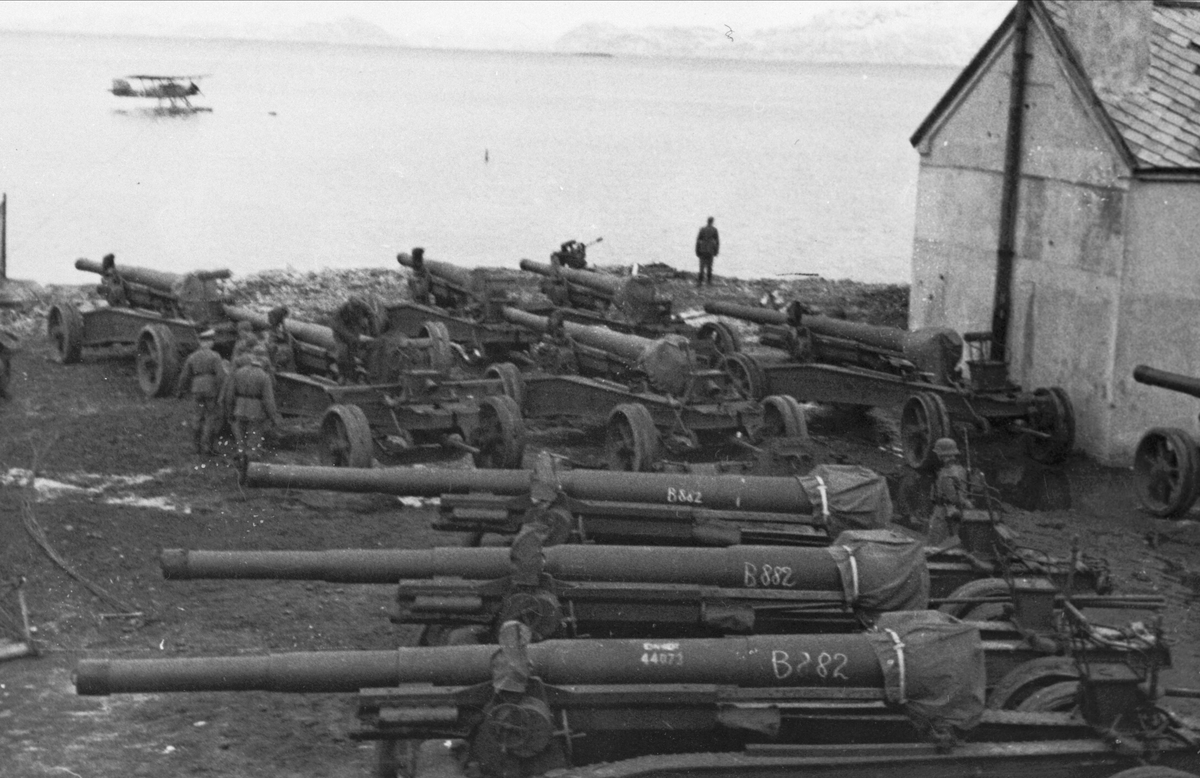 Oppstilte kanoner på Larsneset i Harstad. - Sør-Troms Museum ...