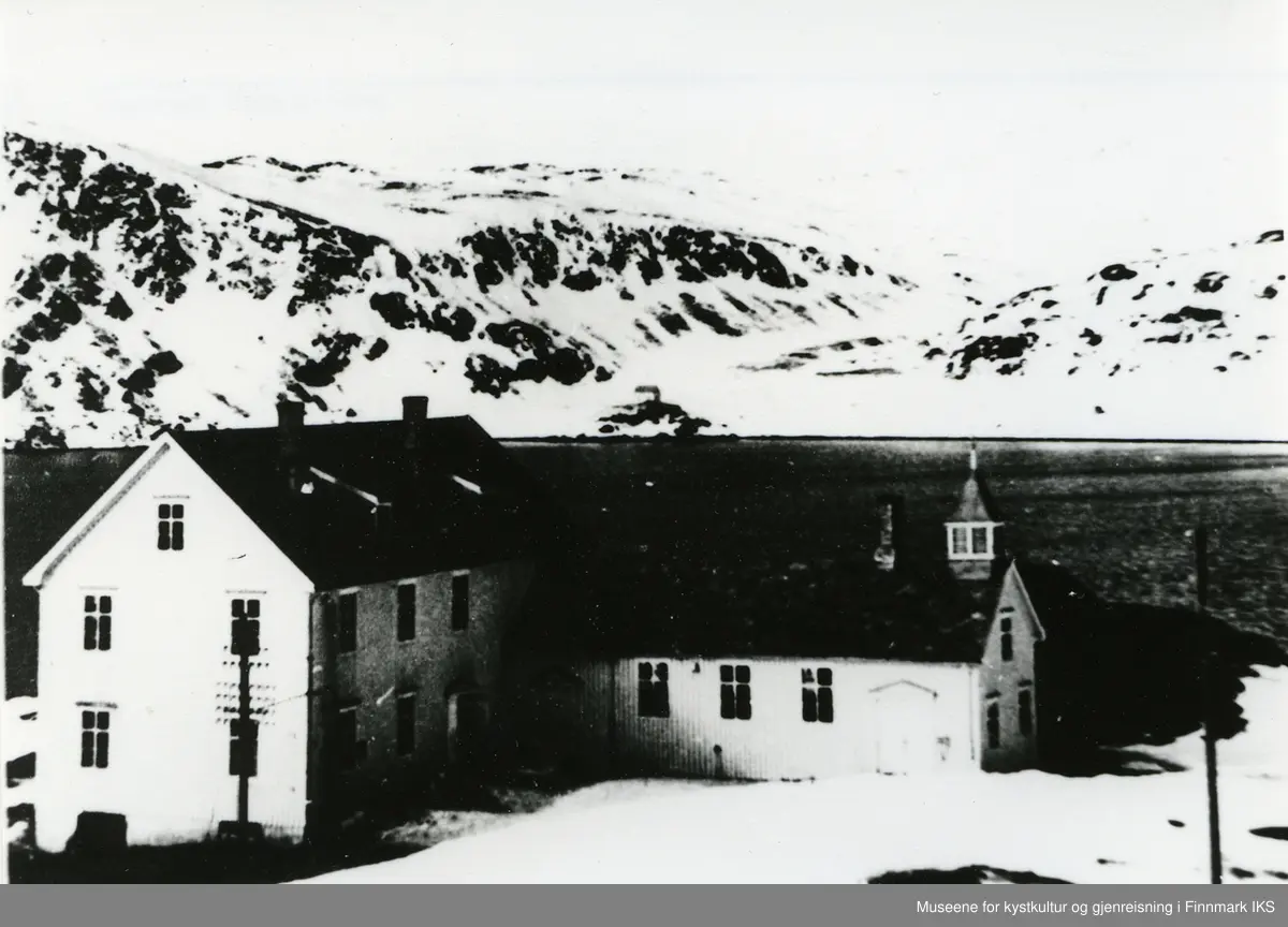 Skjånes skole. Gymsalen med klokketårnet. Gamvik Kommune 1950 ...